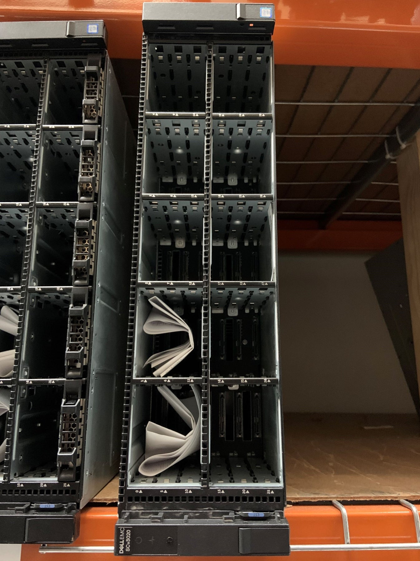 Dell SCV3020 30X2.5 3U SCV30 Expansion Array Barebobnes Chas