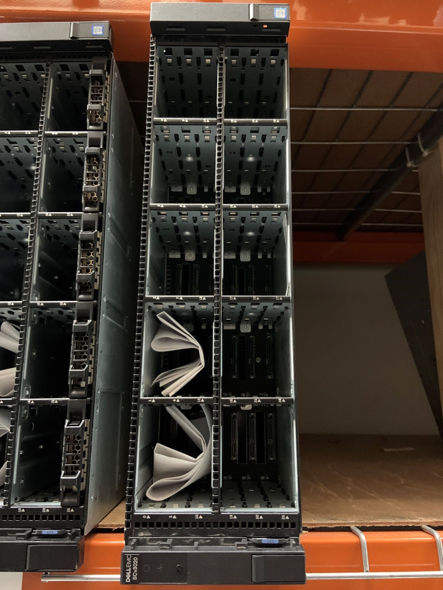 Dell SCV3020 30X2.5 3U SCv30 Expansion Array Barebones Chass